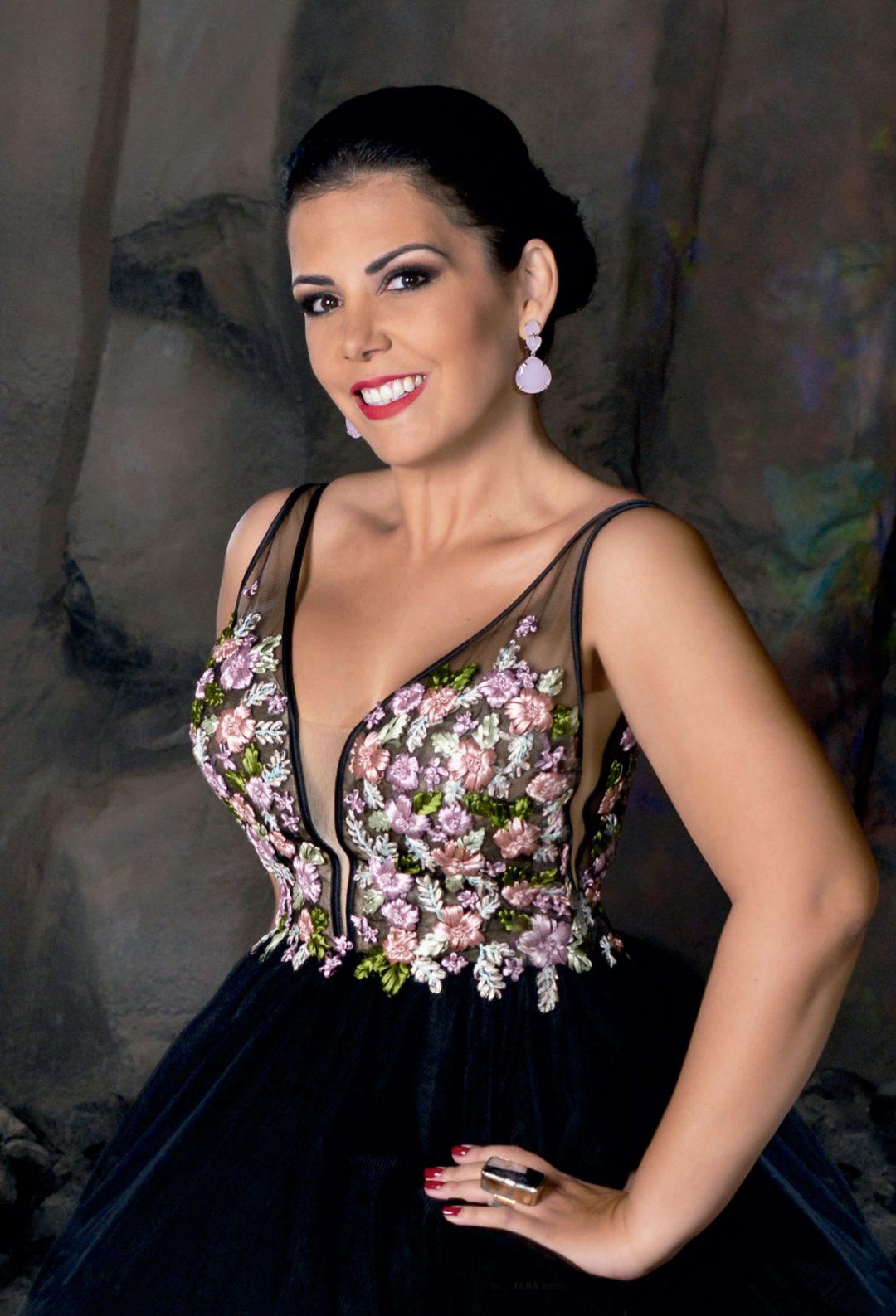 El incansable encanto de Esther Medina - Revista Fama Tenerife